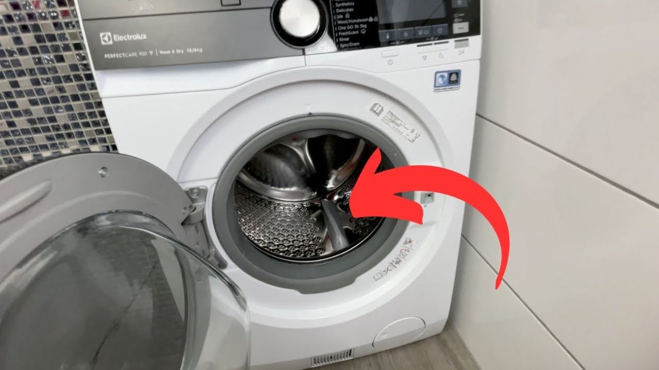 Wrzuć połówkę do pralki. Zmyje zapach stęchlizny i czarną pleśń